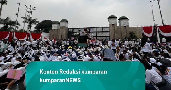 Demo Ribuan Pegawai Honorer di Depan DPR Bubar, Lalu Lintas Kembali Lancar | kumparan.com